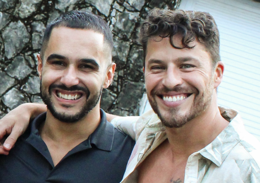 "Estranho Jeito de Amar": protagonistas Rodrigo Tardelli e Allan Ralph ...